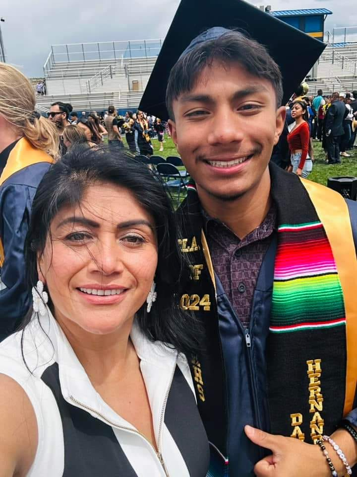 Daniel Hernandez y mamá, Rifle High School – The Sopris Sun