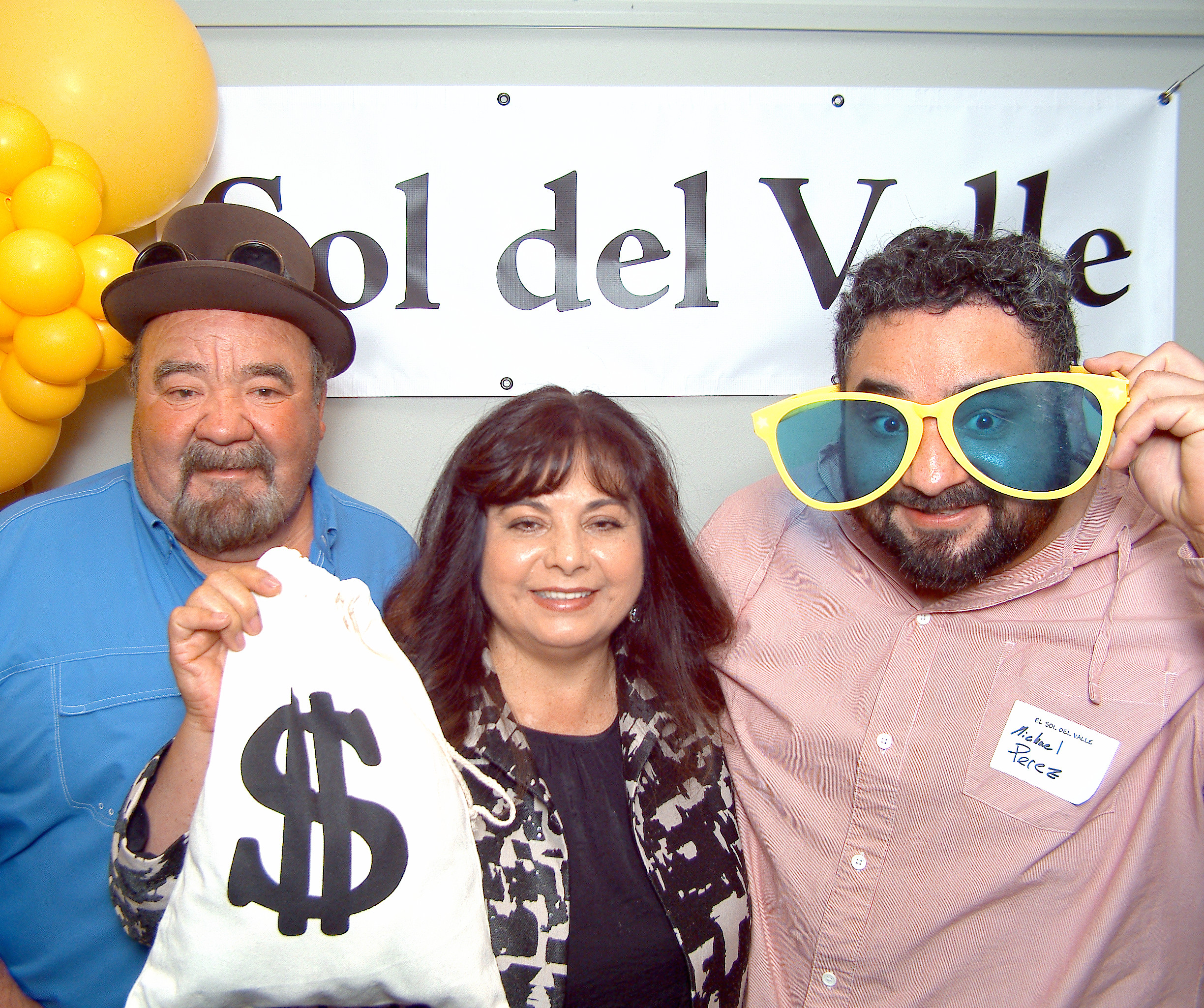 La familia perez, el equipo de distribucion para El Sol del Valle disfrutando de las fotos por ...